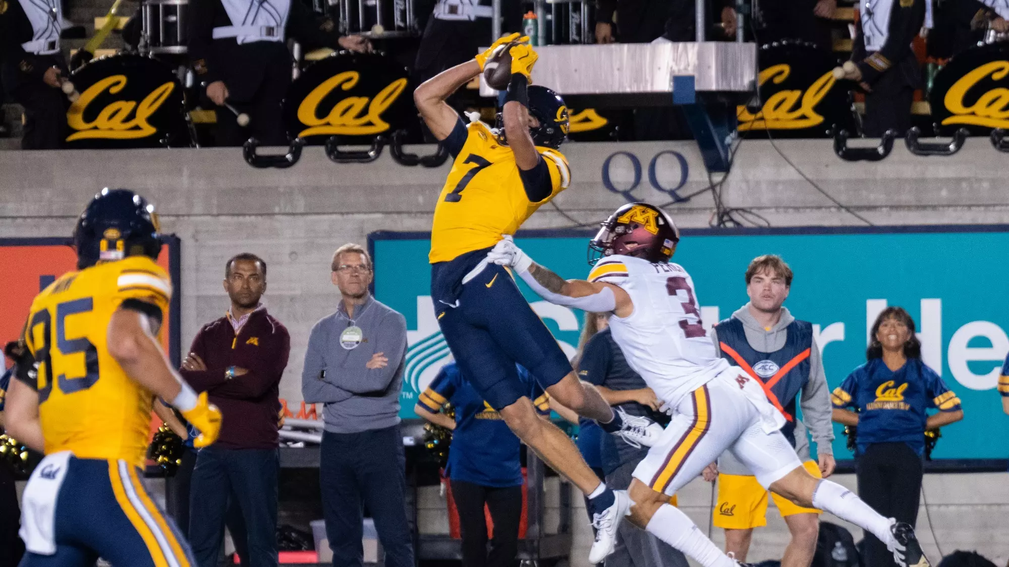 Cal Embraces the Spotlight, Takes Down Minnesota in Week 3, 27-14